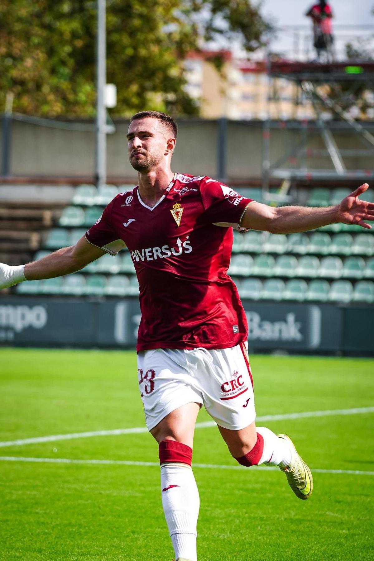 Real Murcia | Dos goles de Flakus sacan del fango al Real Murcia