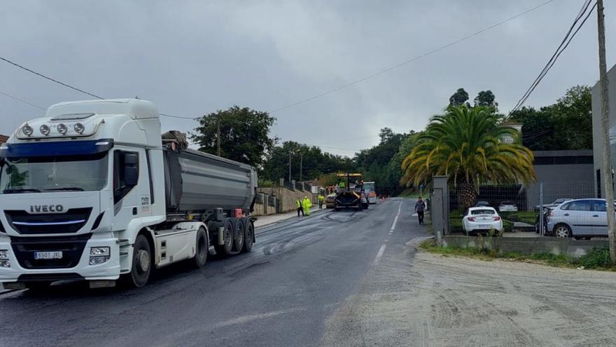 En marcha la reposición del firme en la carretera de Laro