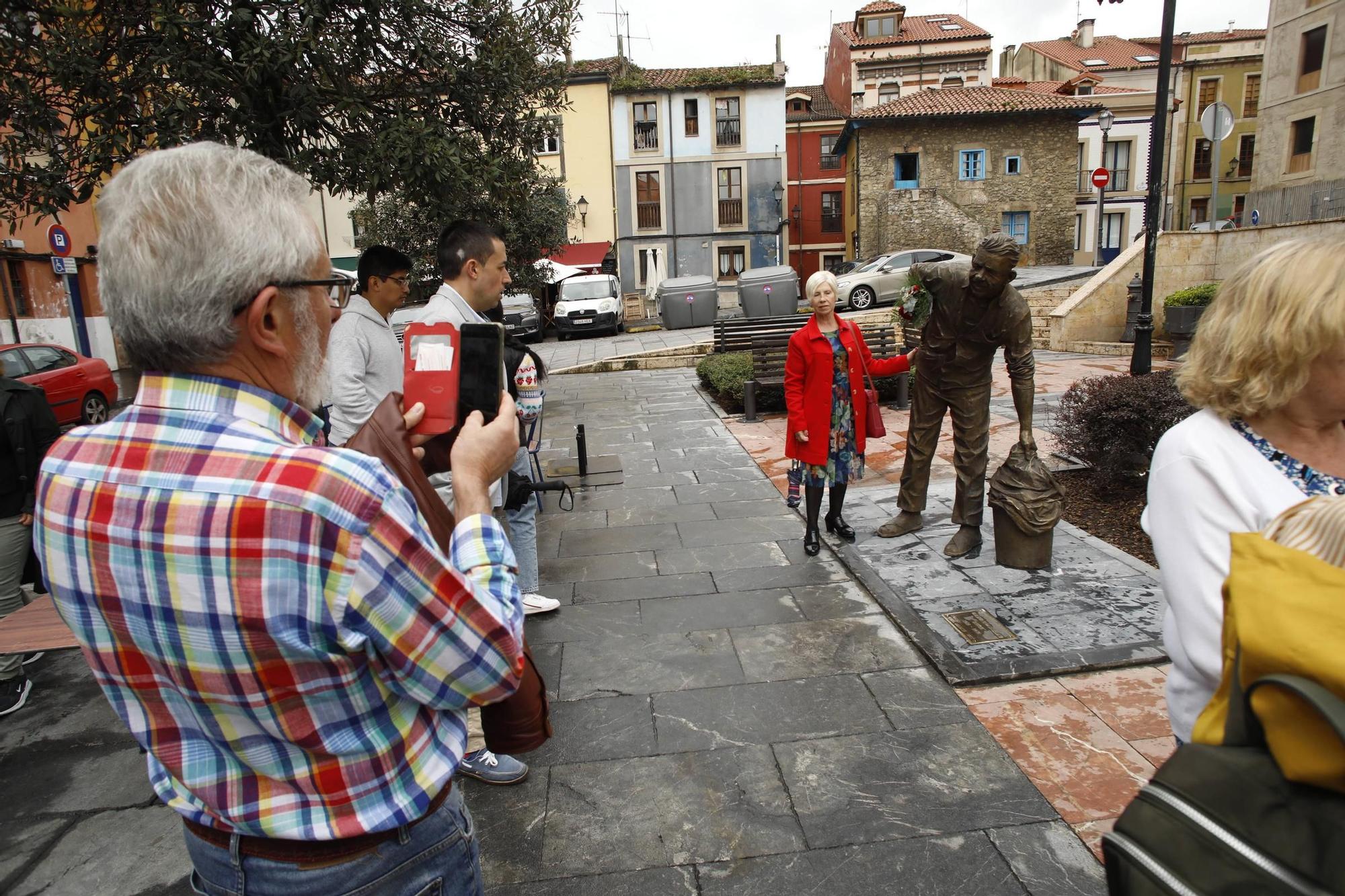 La estatua de Rambal, un reclamo para Cimadevilla Colas para abrazarles ...