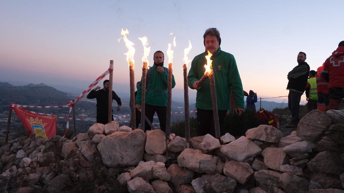 Los antorcheros de Elda vuelven a iluminar la senda de los Reyes Magos ...