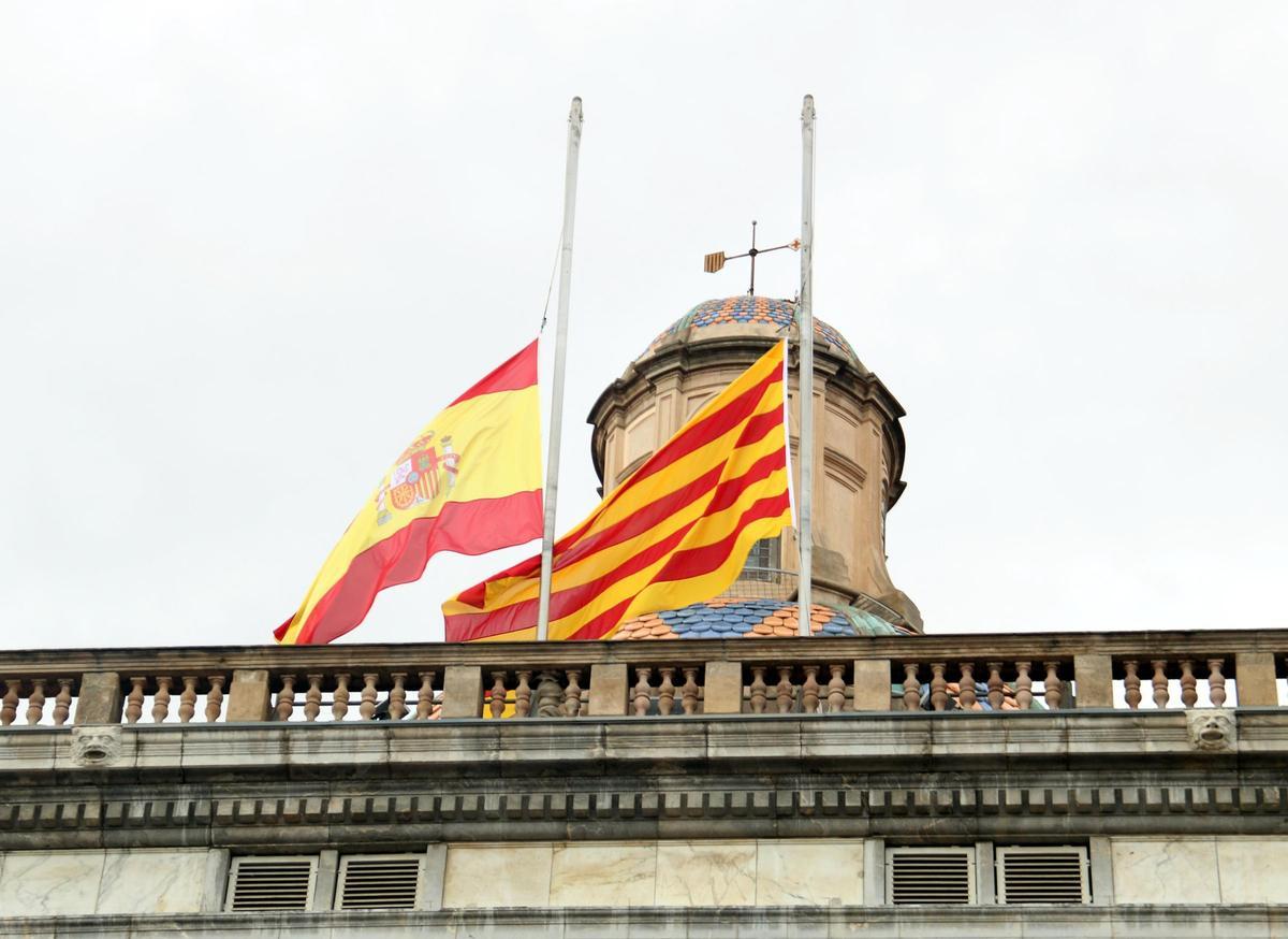 Minuto de silencio en la plaza de Sant Jaume por las víctimas de la dana | FOTOS