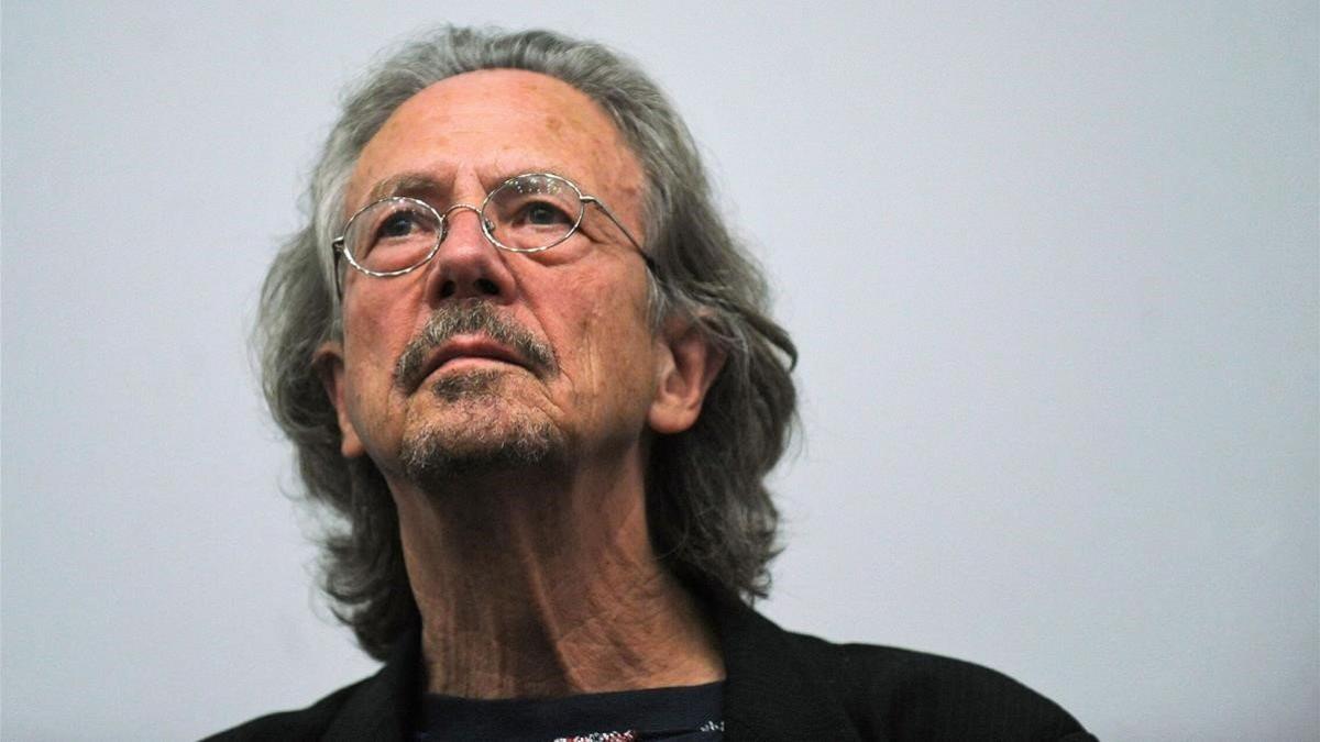 Dimisión en el comité del Nobel por el premio a Handke