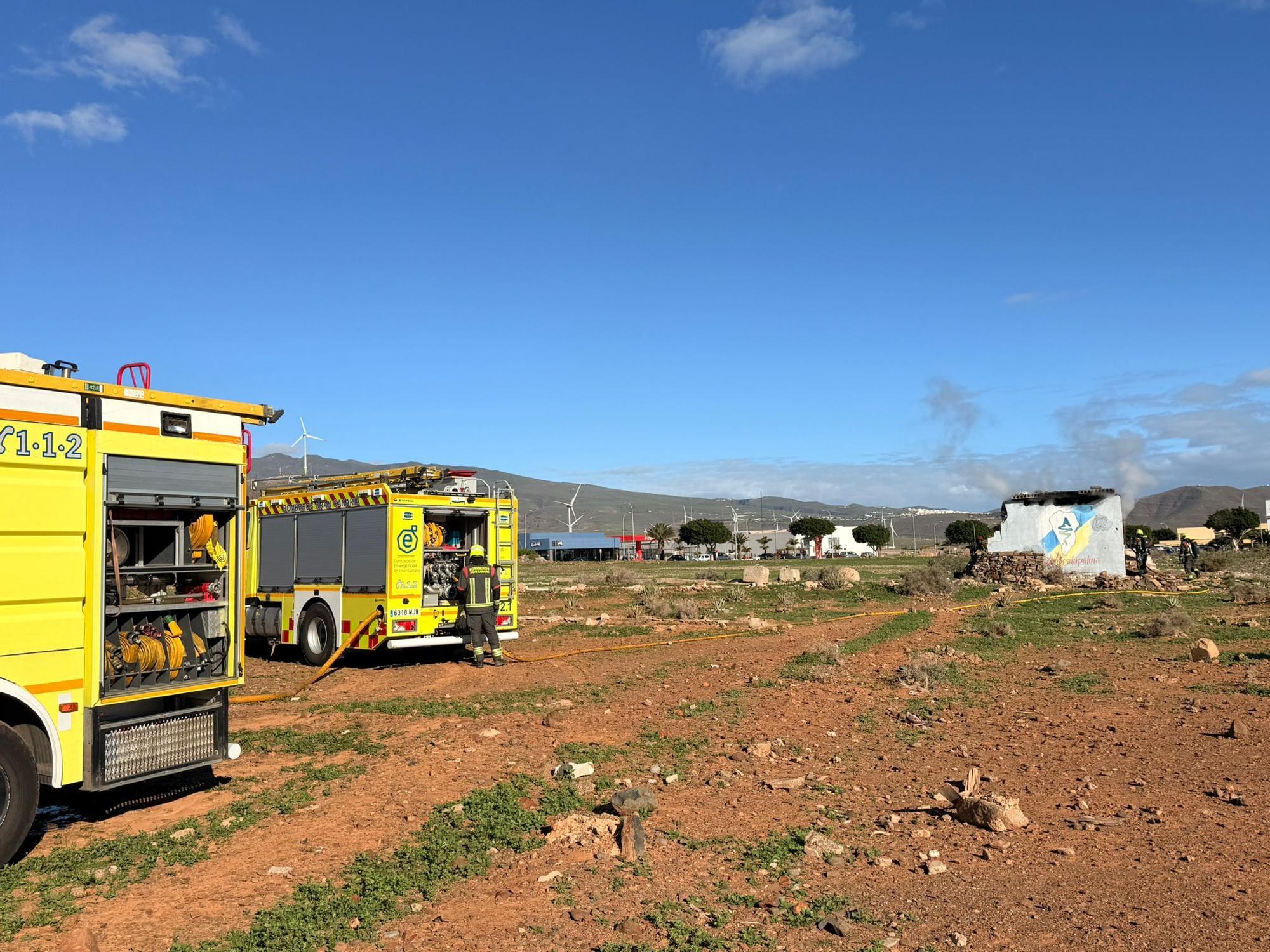 FOTOGALERÍA| Incendio cuarto de pozo abandonado en zona Vecindario
