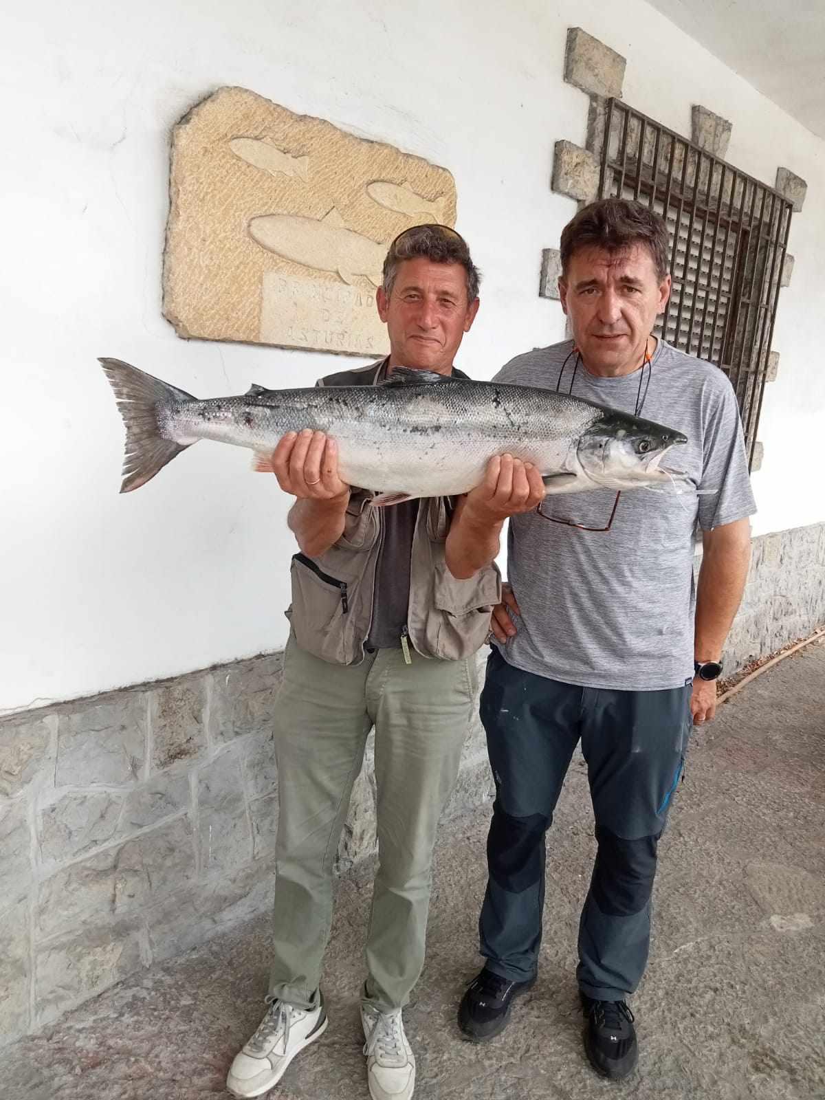 El riosellano Luis Lema captura un salmón a mosca artificial en El ...