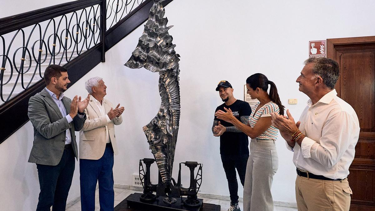 Así es 'In Útero', la escultura de Víktor Ferrando donada al ...
