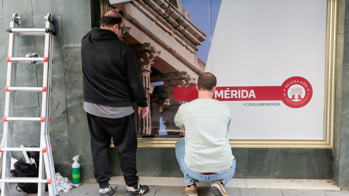 Escaparates vacíos de Mérida se llenan con fotografías de monumentos