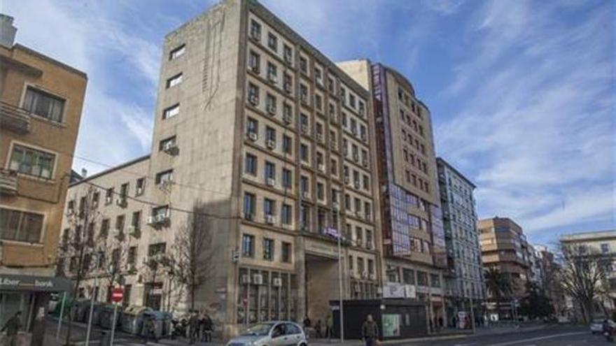 SÍMBOLOS FRANQUISTAS CÁCERES: El Gobierno central retirará el escudo franquista del edificio de ...