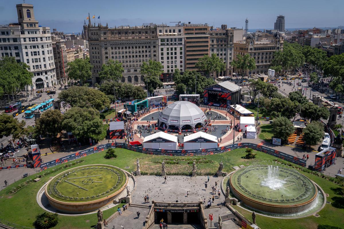 Una multitud se acerca a la Fan Zone de F1 Plaza Catalunya