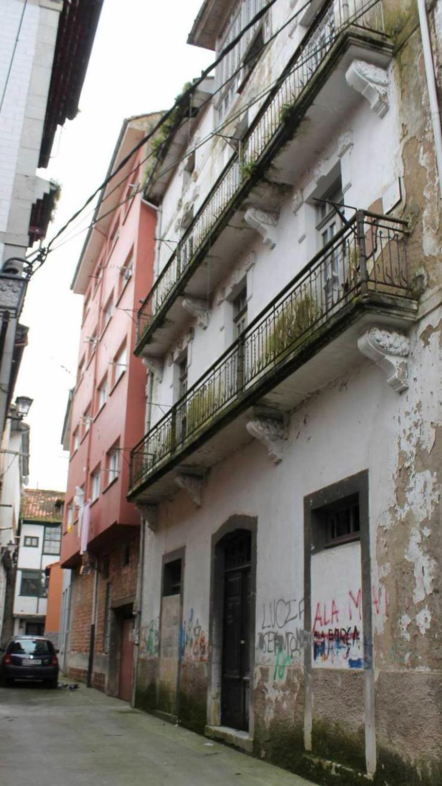 El casco urbano de Pravia acumula una veintena de edificios y casonas ...