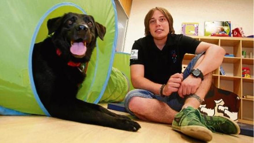 «El nen autista crea amb el gos una relació que no té amb nens»