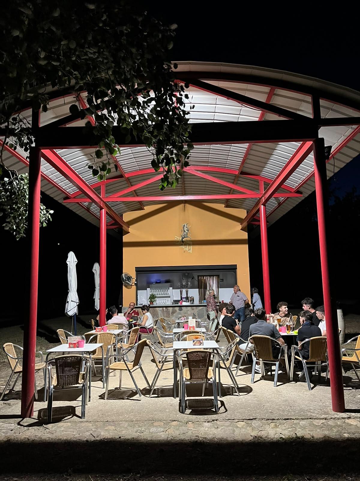 El bar del chiringuito del río reabre en Toro con nueva gestión