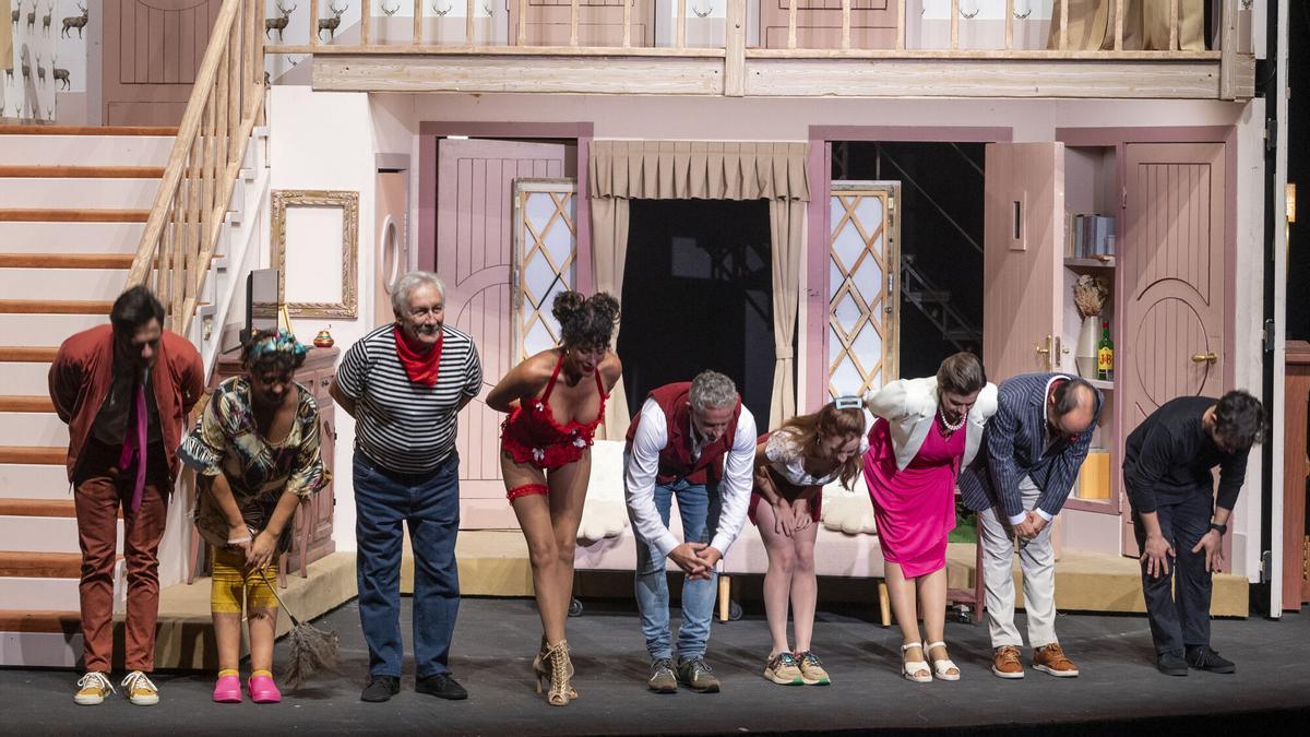 La desternillante 'Pel davant i pel darrera' regresa al Borràs 40 años después de su debut en ...