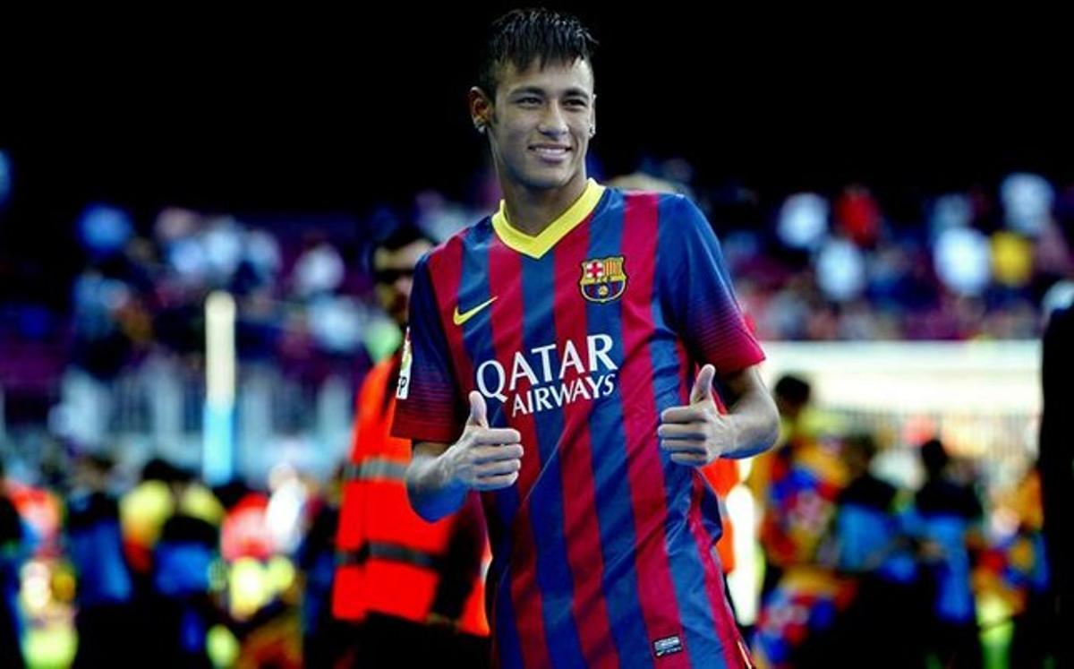 Neymar se presenta ante el escudo y revoluciona el Camp Nou