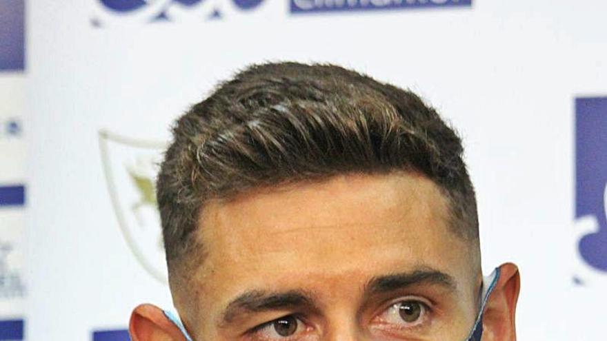 Adrián León: "Me siento bien tanto de pivote como de central"