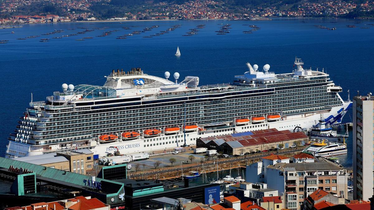 La primera de las ocho escalas del «Sky Princess» en Vigo