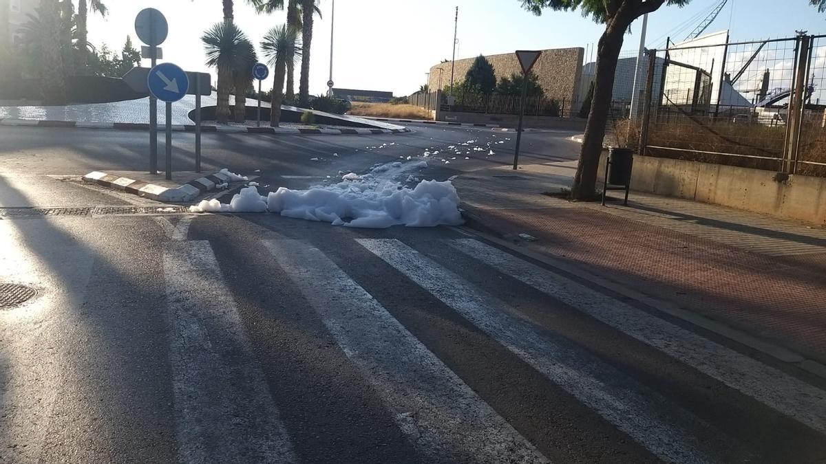 Una fuita de metà obliga a acordonar una zona pròxima a la platja del ...