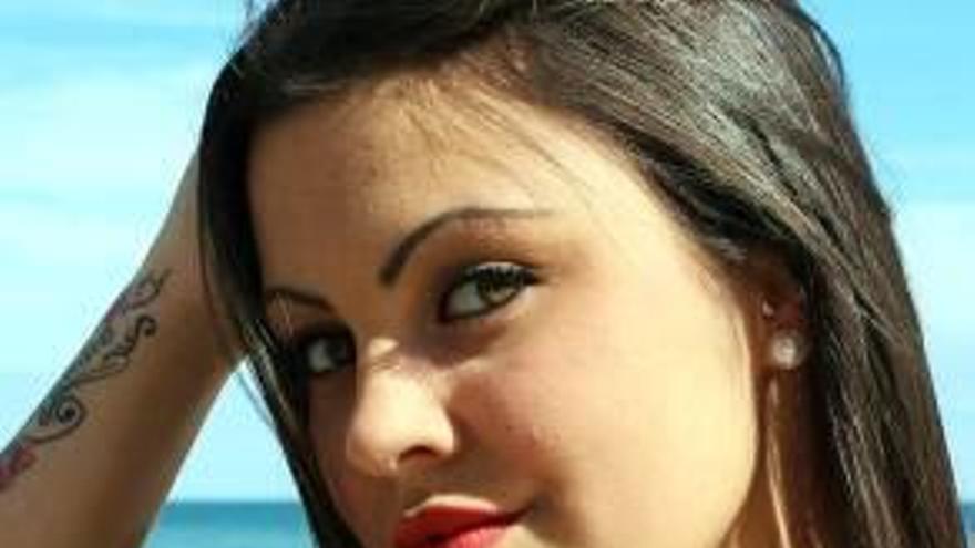 Una joven alegre, trabajadora y vinculada a las fallas