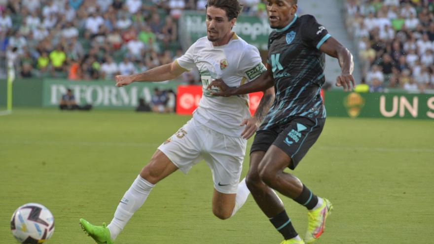 Álex Collado cae de pie en su estreno en el Martínez Valero - Información