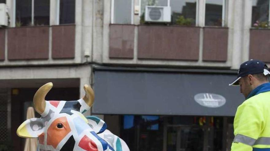 La vaca Popi regresa a la plaza de los niños