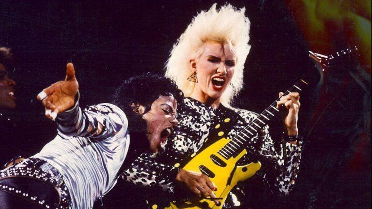 Jennifer Batten, histórica guitarrista de Michael Jackson, actúa en ...