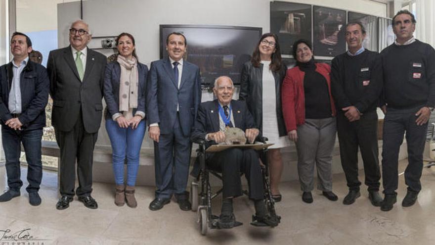 Michael Hoskin recibe la medalla de Menga