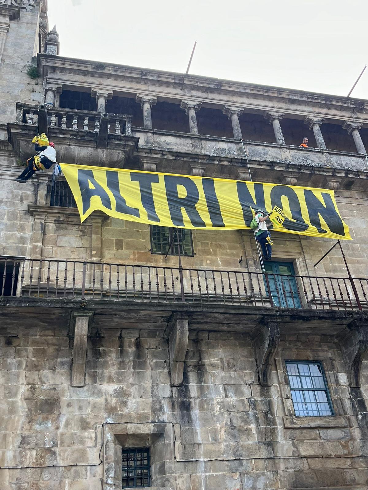 PROTESTA ALTRI SANTIAGO | Greenpeace cuelga una pancarta en la Catedral ...