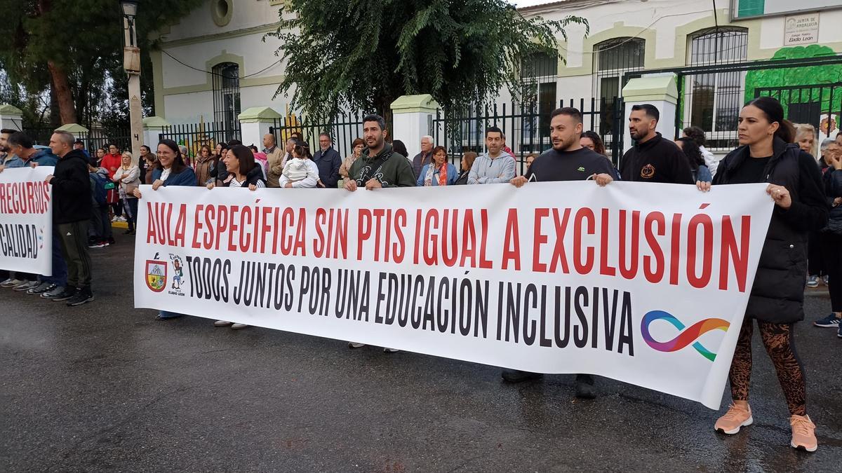 Padres del colegio Eladio León de Peñarroya reclaman un profesor de ...