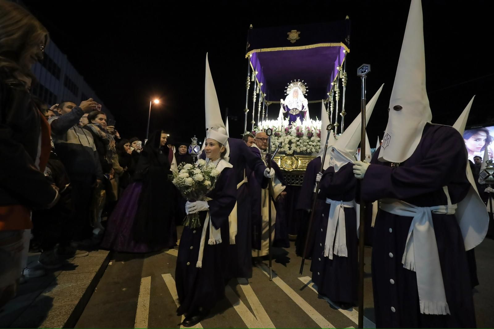En imágenes | Emotiva procesión de las Lágrimas de la Cofradía del Descendimiento en Zaragoza ...