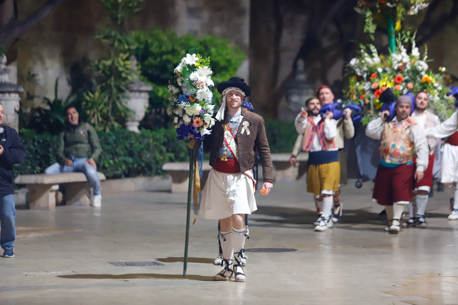 El Fallero Mayor de Borrull-Socors, Raúl Puerta, en la Ofrenda fallera ...