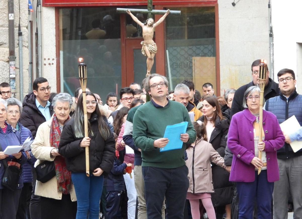 La Semana Santa religiosa “empieza” con un Vía Crucis multitudinario en ...