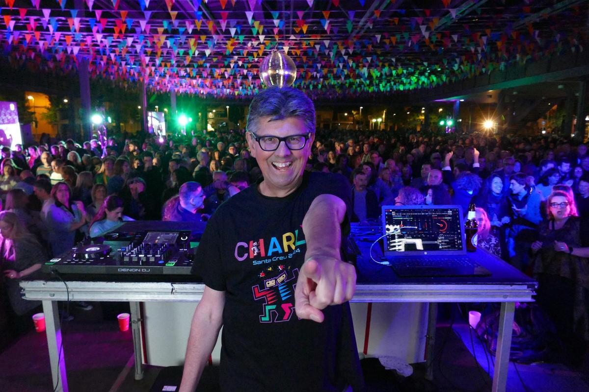 La plaça Catalunya de Figueres es converteix en una discoteca amb la ...