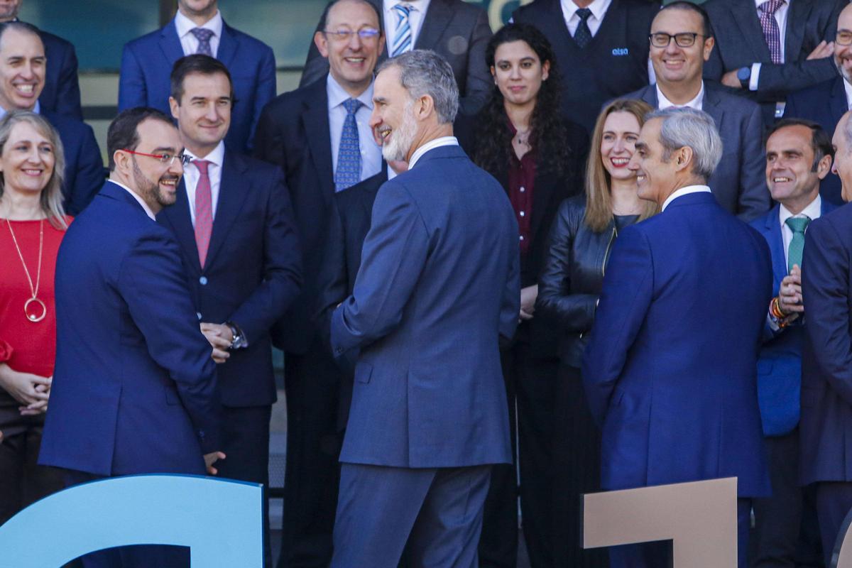 EN IMÁGENES: El Rey visita la estación de autobuses de Oviedo para ...