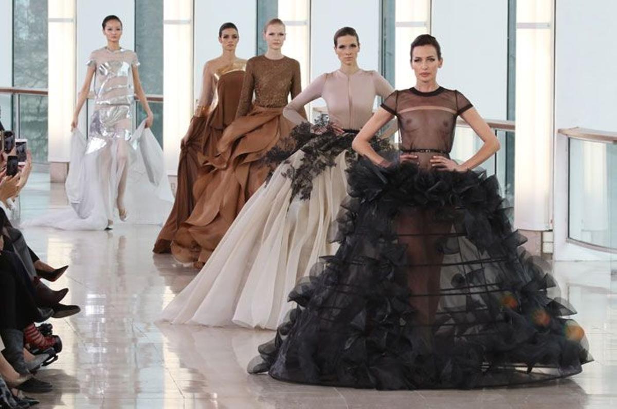 Nieves Álvarez, eclipsa en el desfile de Stephan Rolland - Woman