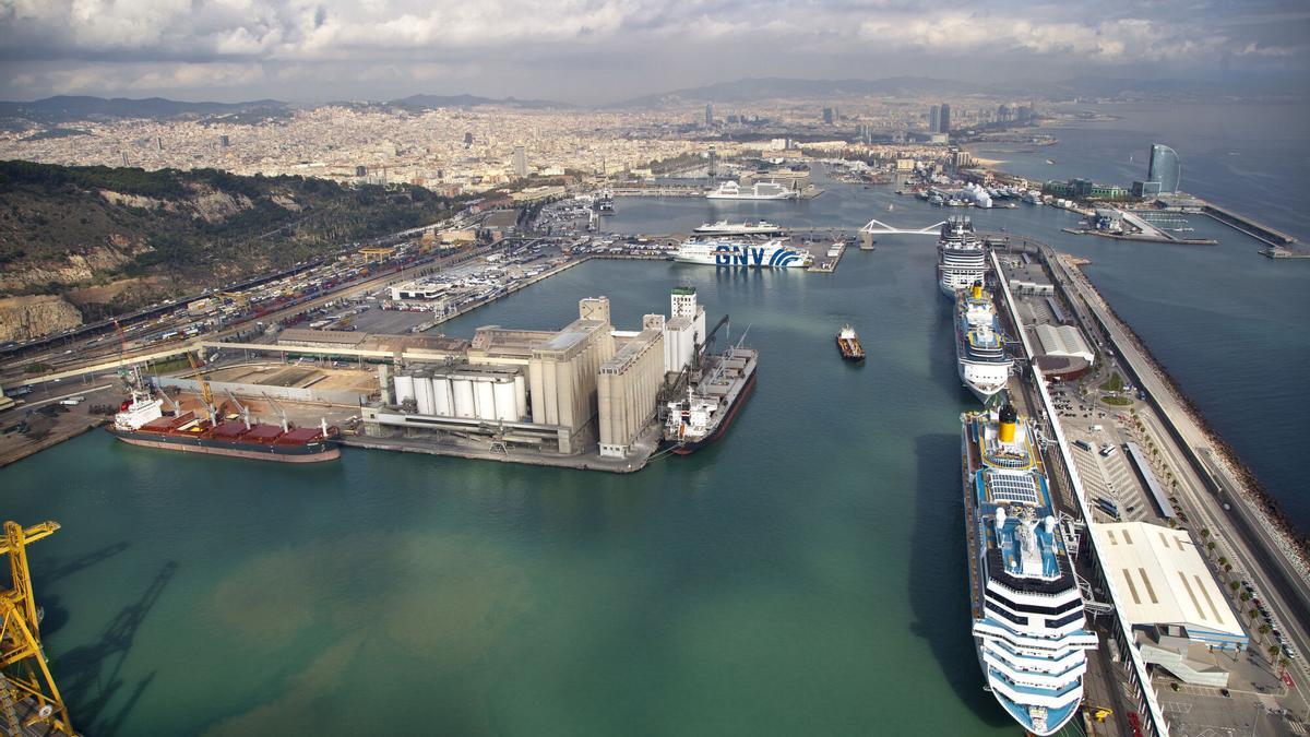 Hallan muerto a un joven tras caer al agua en el puerto de Barcelona