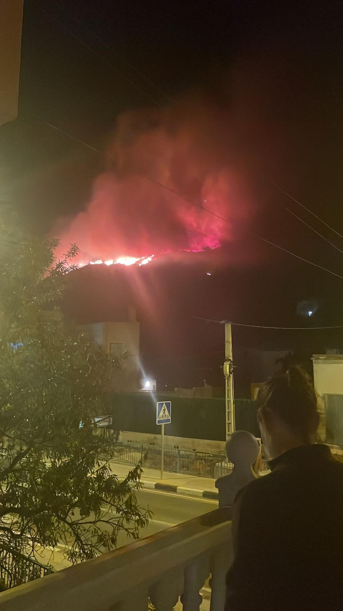En vela y aterrados en Benimeli, el Ràfol y Sanet: "Tenemos el fuego ...
