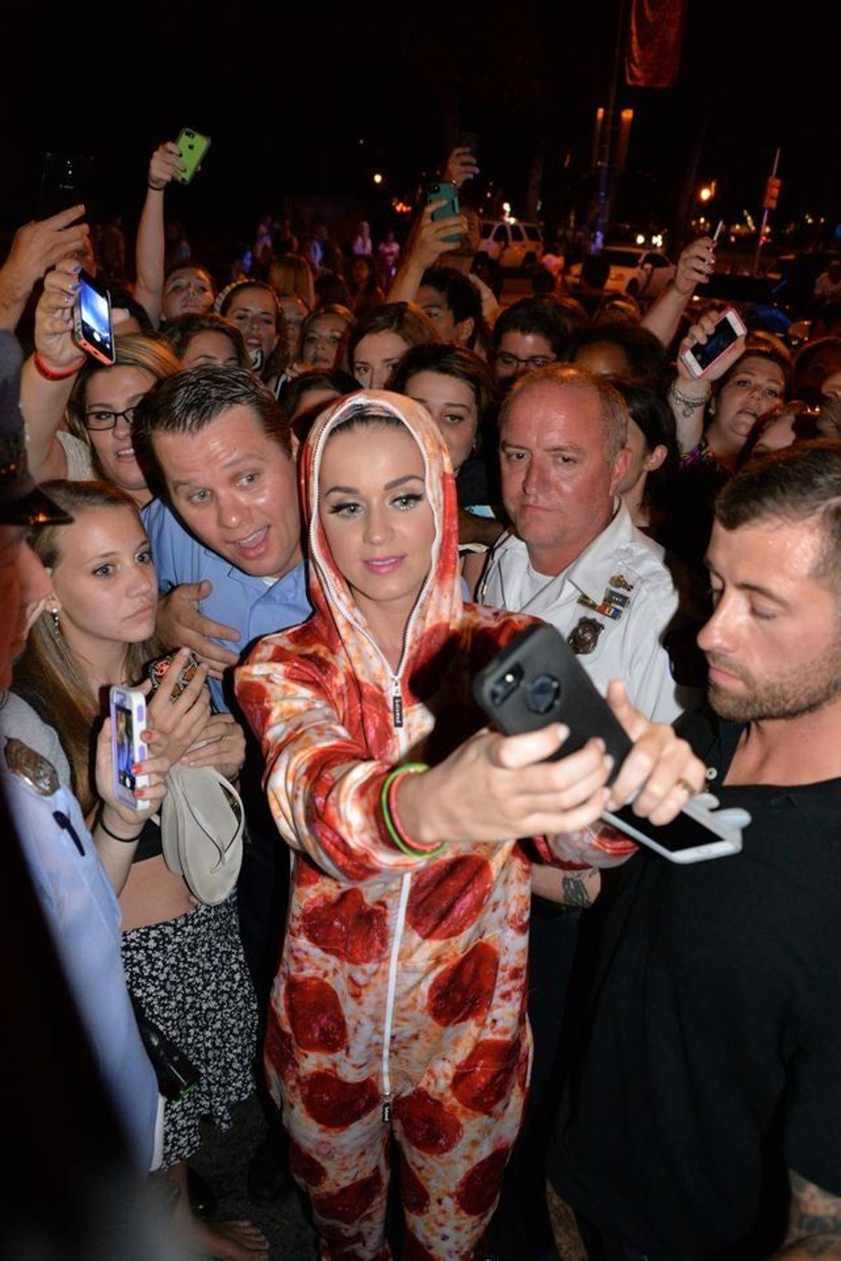 Katy Perry se disfraza para posar con los fans - Cuore