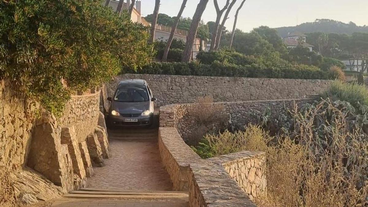 Un cotxe es queda encallat al camí de ronda entre Llafranc i Calella de ...