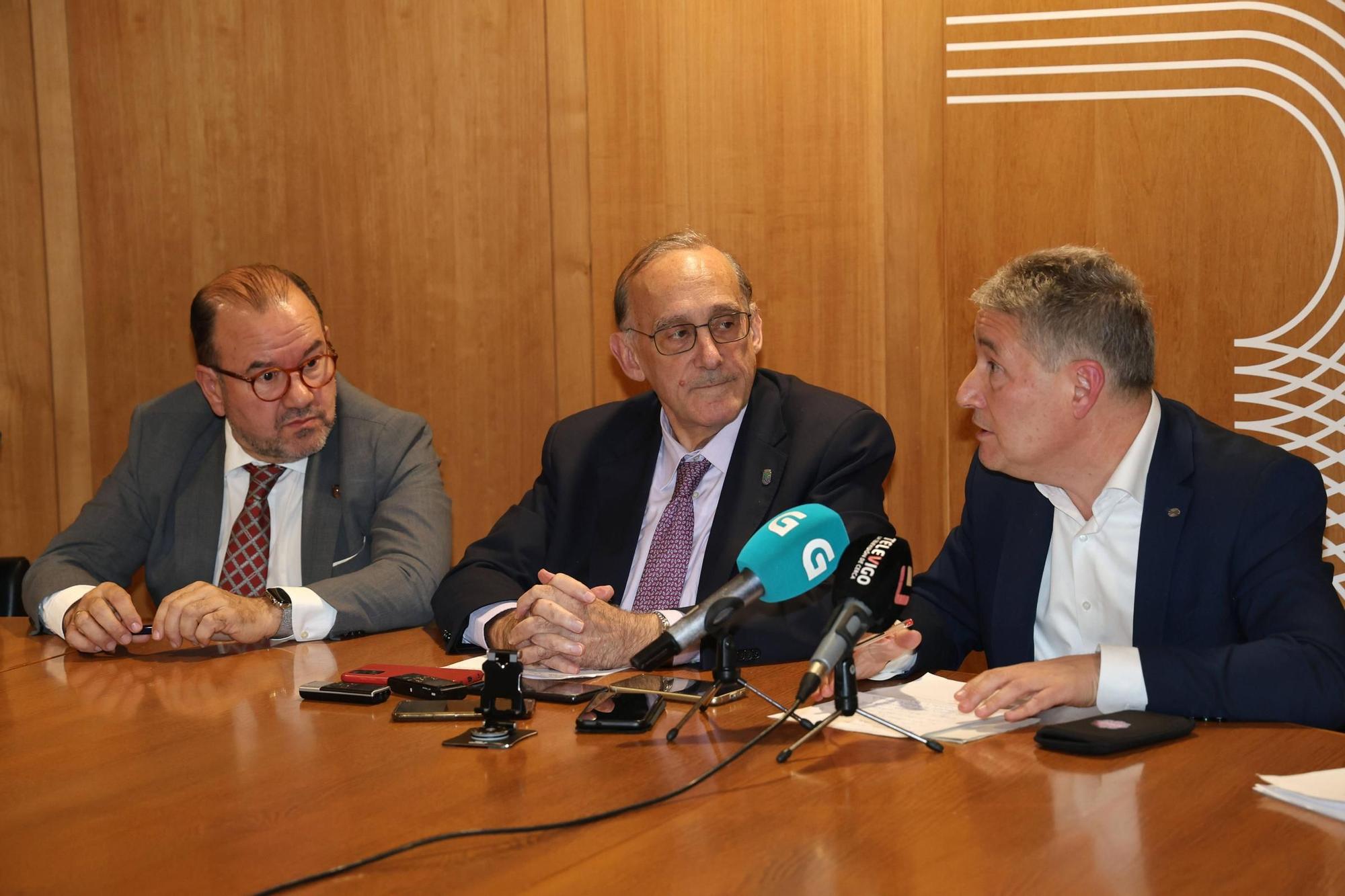 Cumbre de los tres rectores gallegos por el grado de Medicina