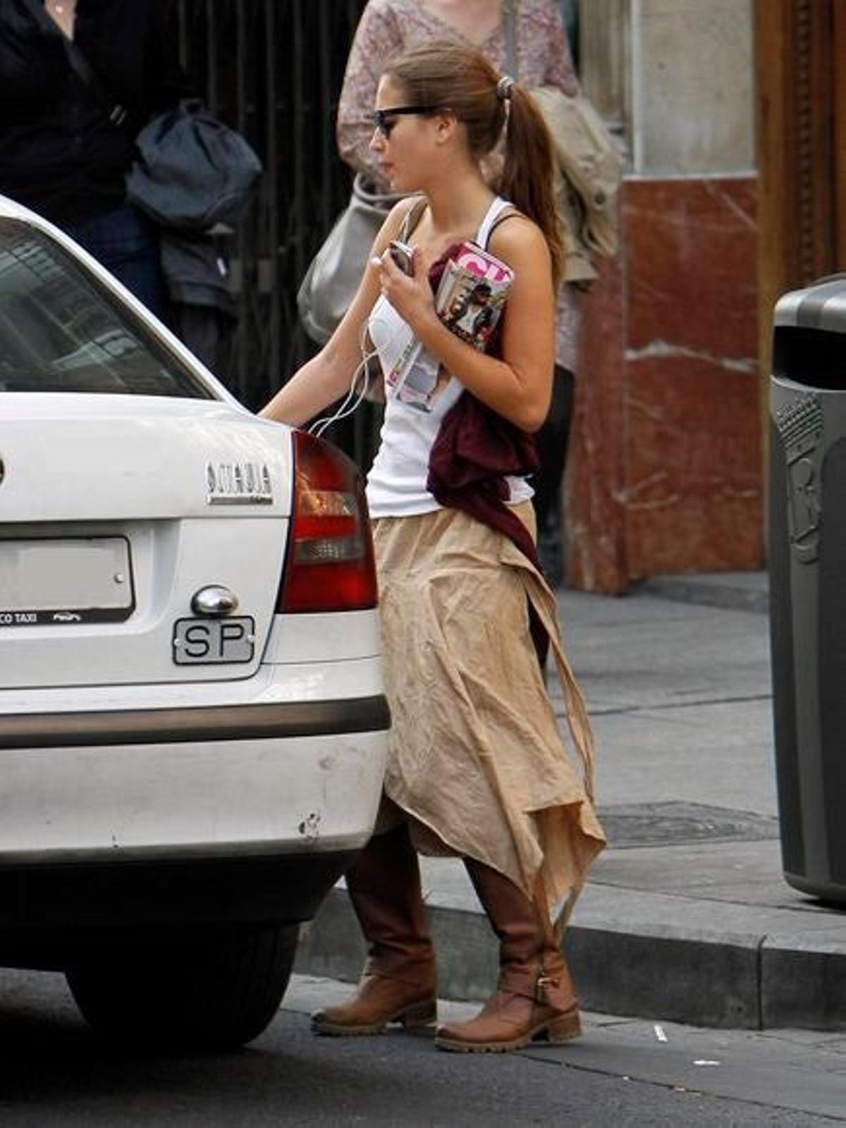 Ana Fernández, la mujer con botas y Cuore en mano - Cuore