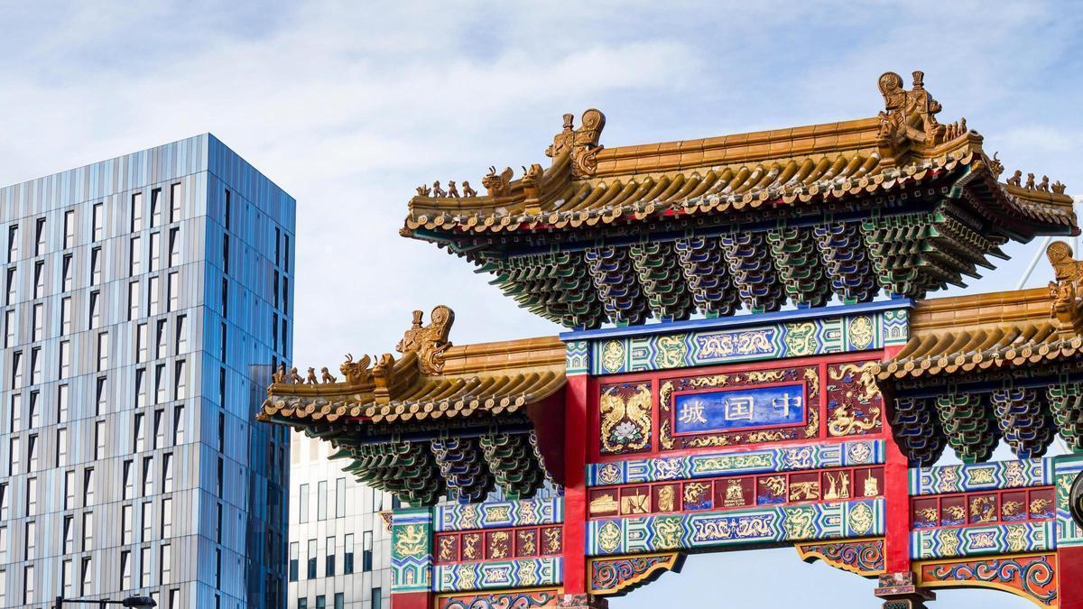 USERA | Usera, el 'Chinatown' de Madrid: el artista Okuda San Miguel ...