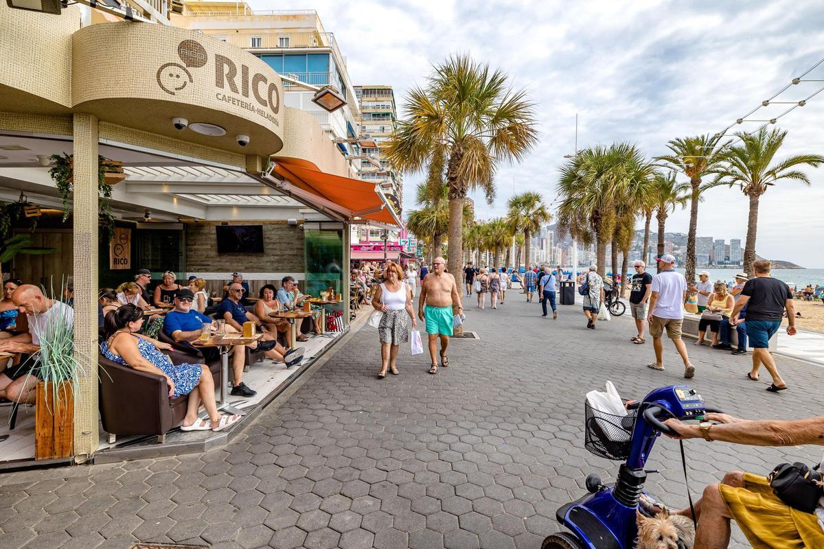 Bares Benidorm: Adiós a las mesas y sillas de la acera del paseo de ...