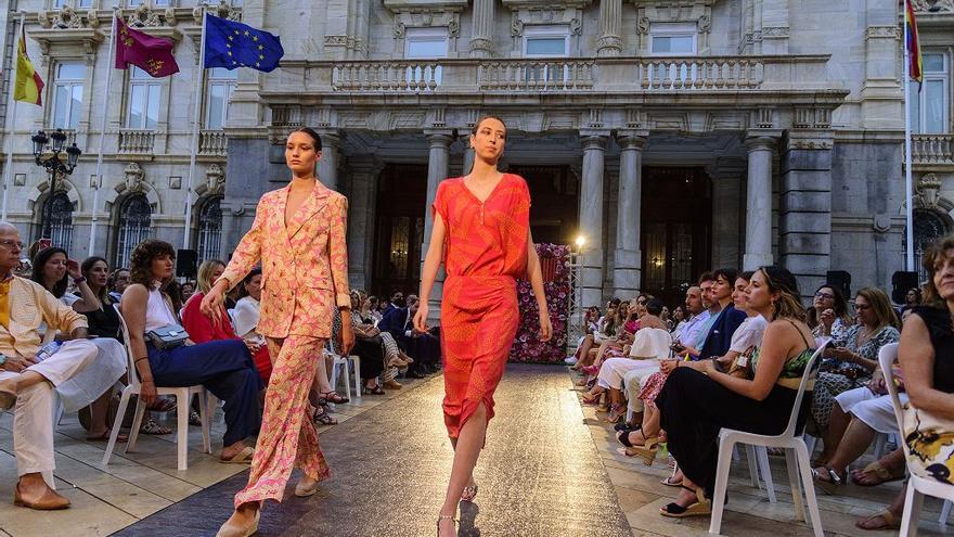 Desfile de moda en la plaza del Ayuntamiento de Cartagena - La Opinión ...