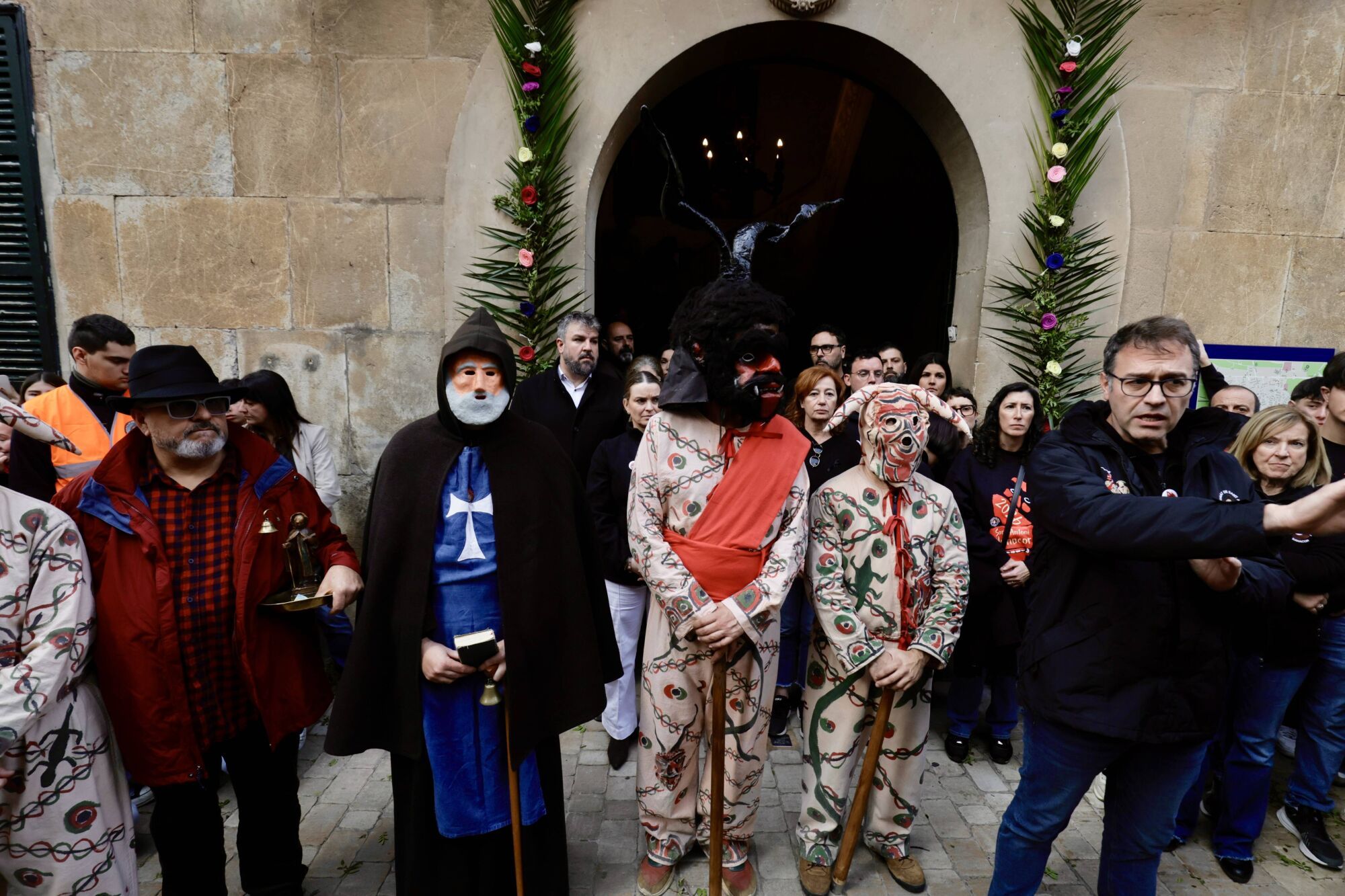 Un Sant Antoni amable y respetuoso llena Manacor de fiesta y humo ...