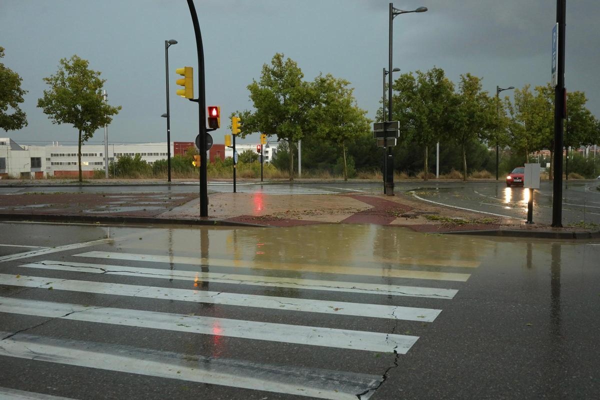 En imágenes I La lluvia anega varias calles de Zaragoza y obliga a ...