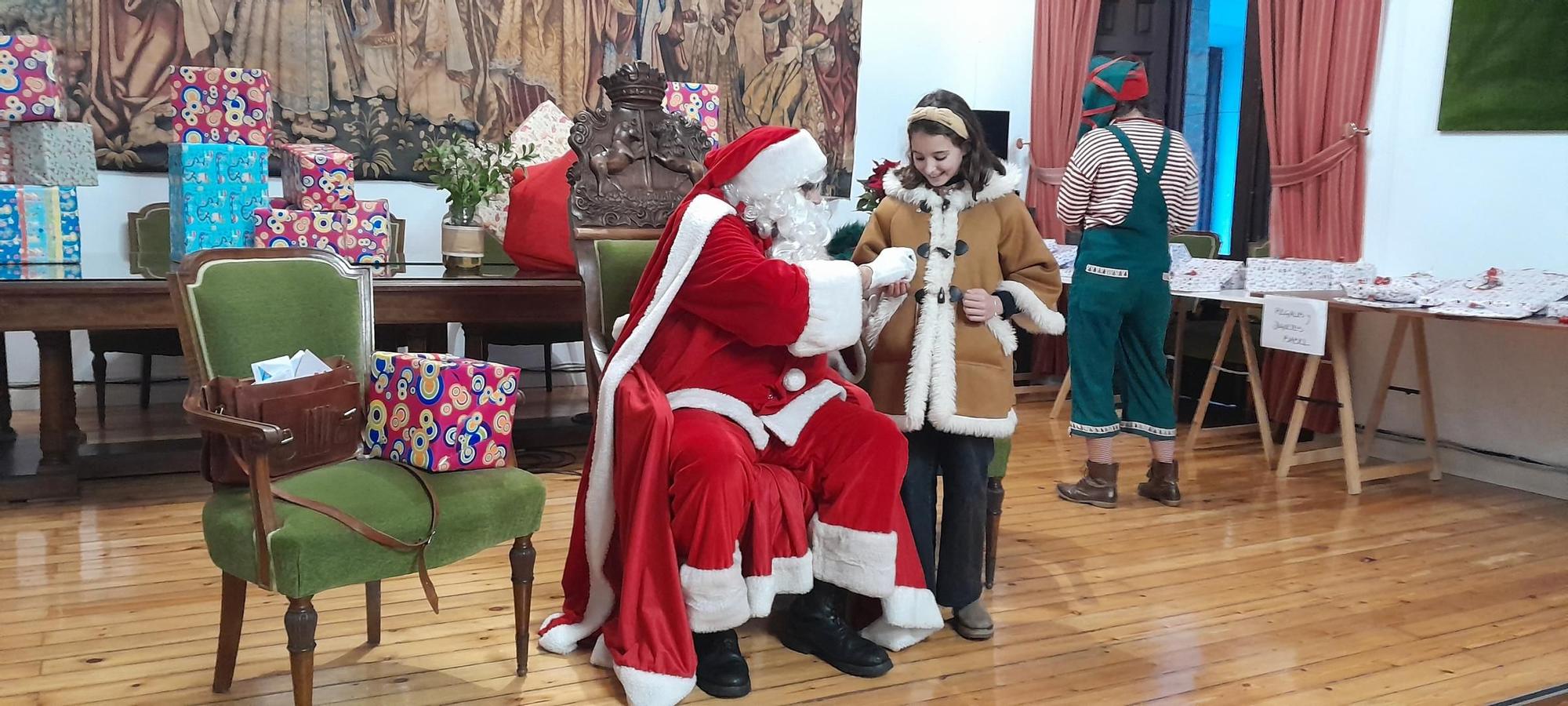 GALERÍA | Papá Noel entrega regalos a los niños de Toro en el Ayuntamiento