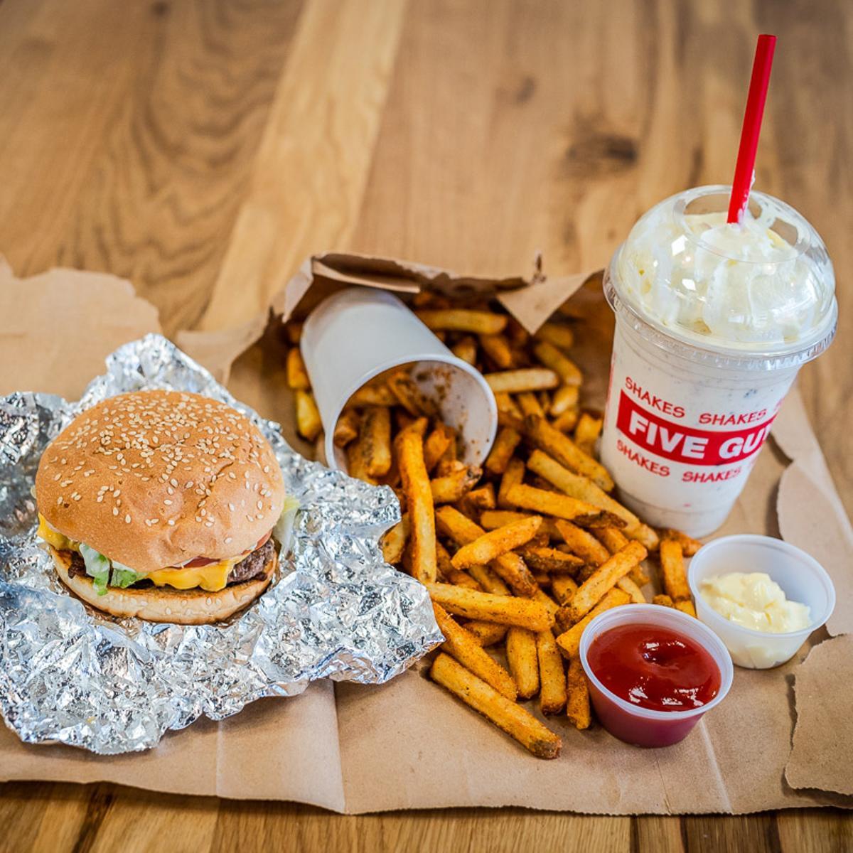 Five Guys aterriza en Alicante: así son las hamburguesas favoritas de Obama