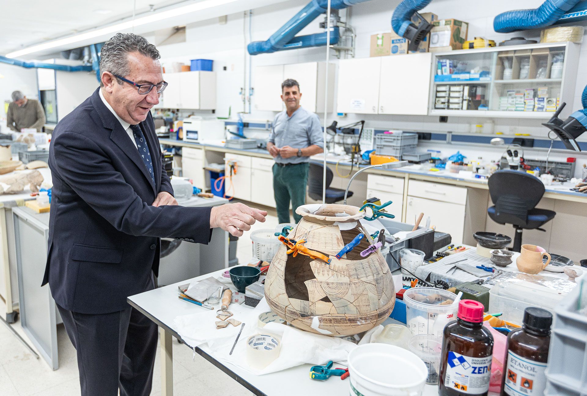 Toni Pérez visita el montae de la nueva exposición del MARQ