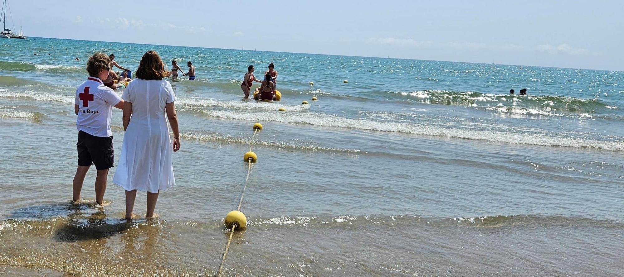 El "baño" de María José Catalá en la visita a la playa del Cabanyal