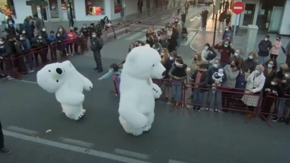El oso de la cabalgata de Cádiz regresa con un collarín - Sport