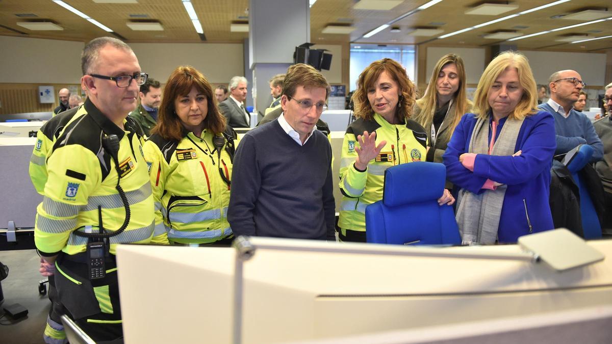 Almeida felicita la Navidad a bomberos, policías y Samur y agradece que ...